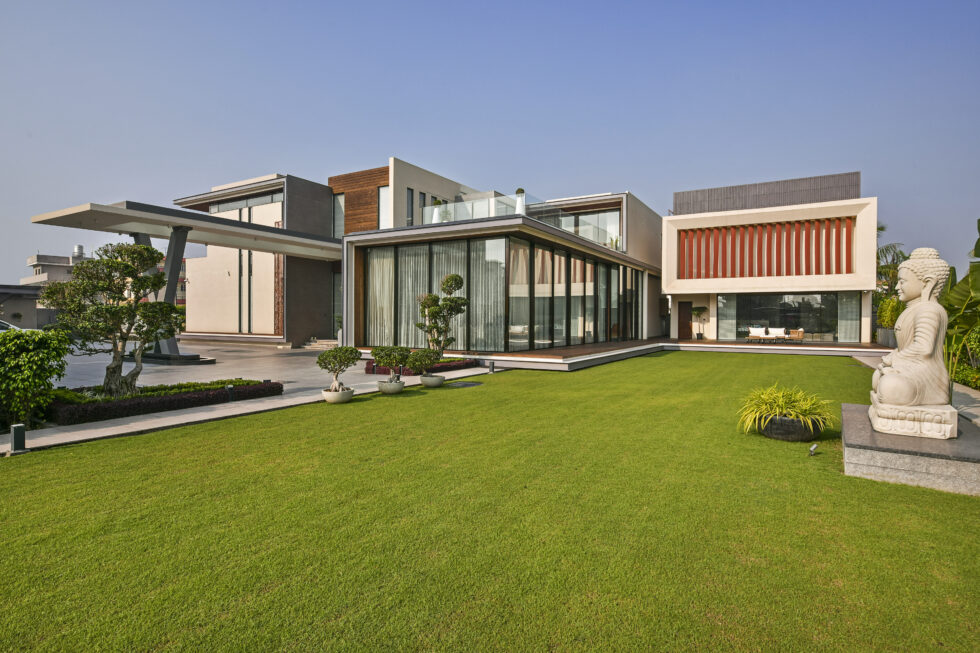 Designing a Warm and Welcoming Luxury Villa Facade with Low Maintenance ...